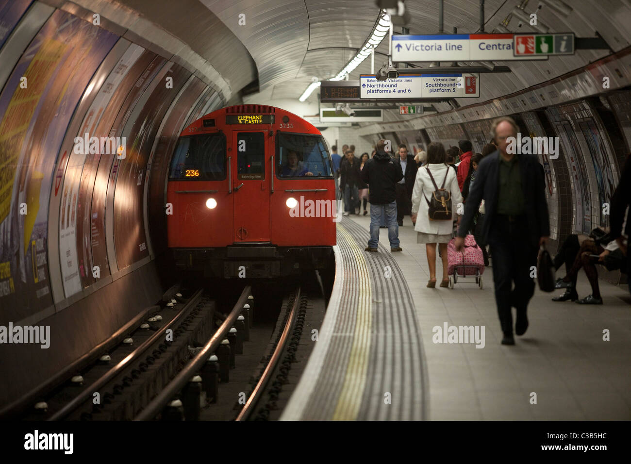 The Bakerloo line platform at Oxford Circus Stock Photo - Alamy
