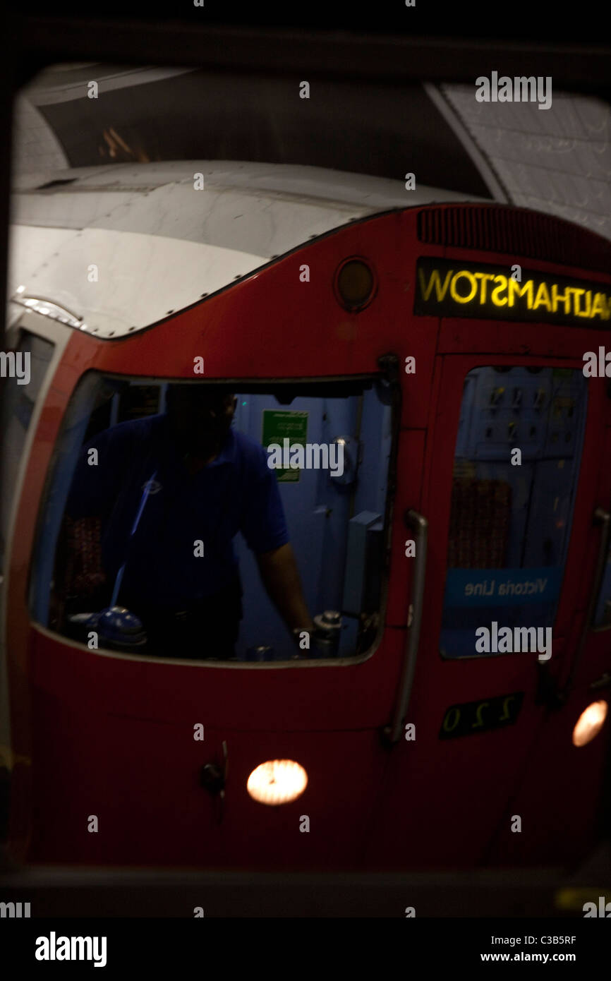 One of the two Victoria line platforms at King's Cross under ground ...