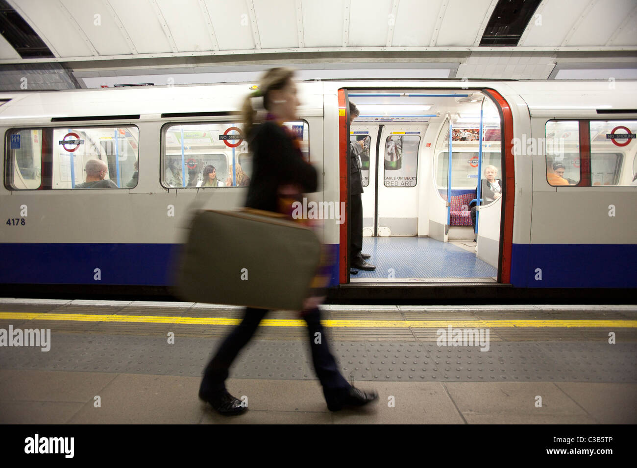 One of the two Victoria line platforms at King's Cross under ground ...