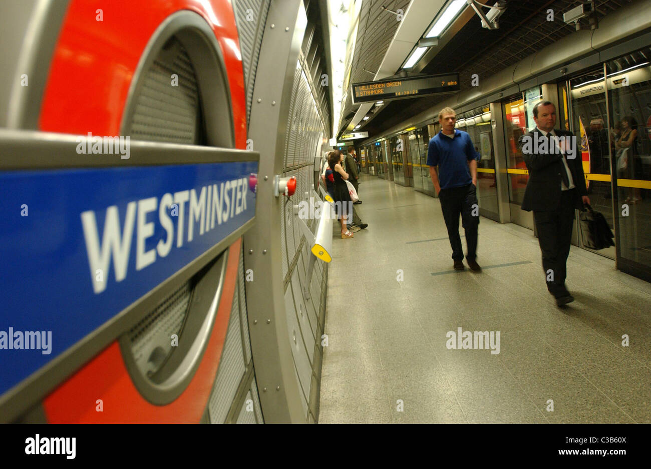 A Jubilee line platform at Westminster underground station Stock Photo ...