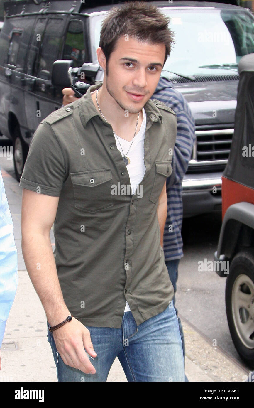 American Idol' winner Kris Allen leaving ABC studios New York City, USA ...