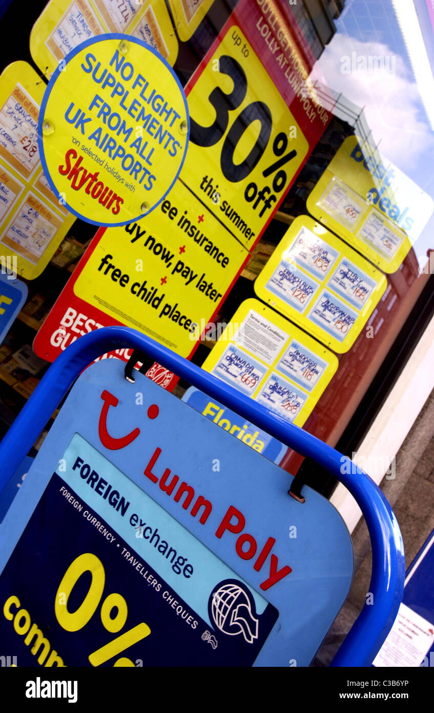 Picture shows a TUI Travel Lunn Poly travel agent's Stock Photo - Alamy