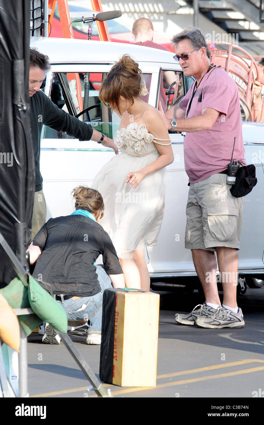 Jennifer Lopez showing off a prosthetic baby bump while on the set of ...
