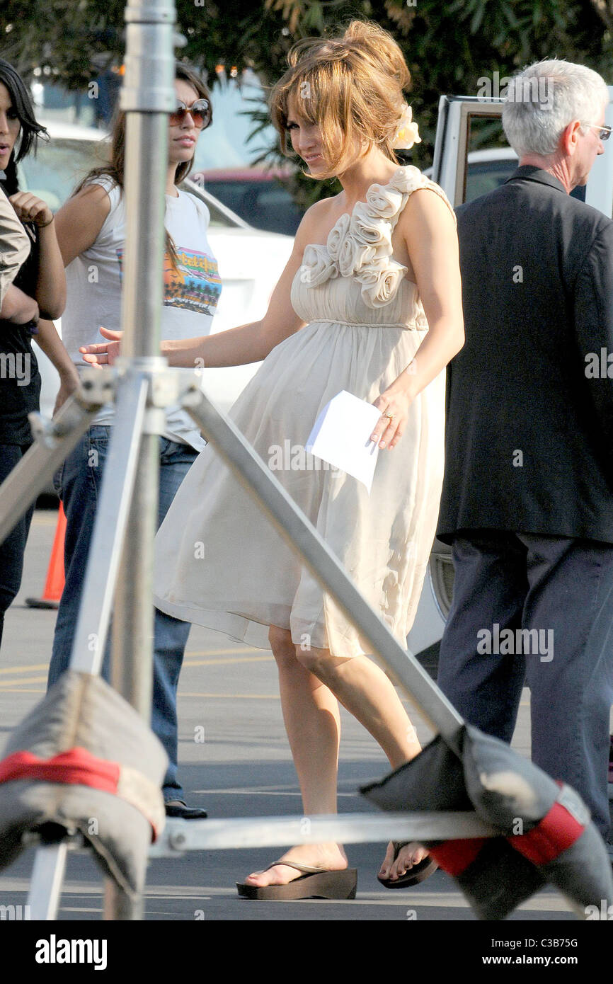 Jennifer Lopez showing off a prosthetic baby bump while on the set of ...