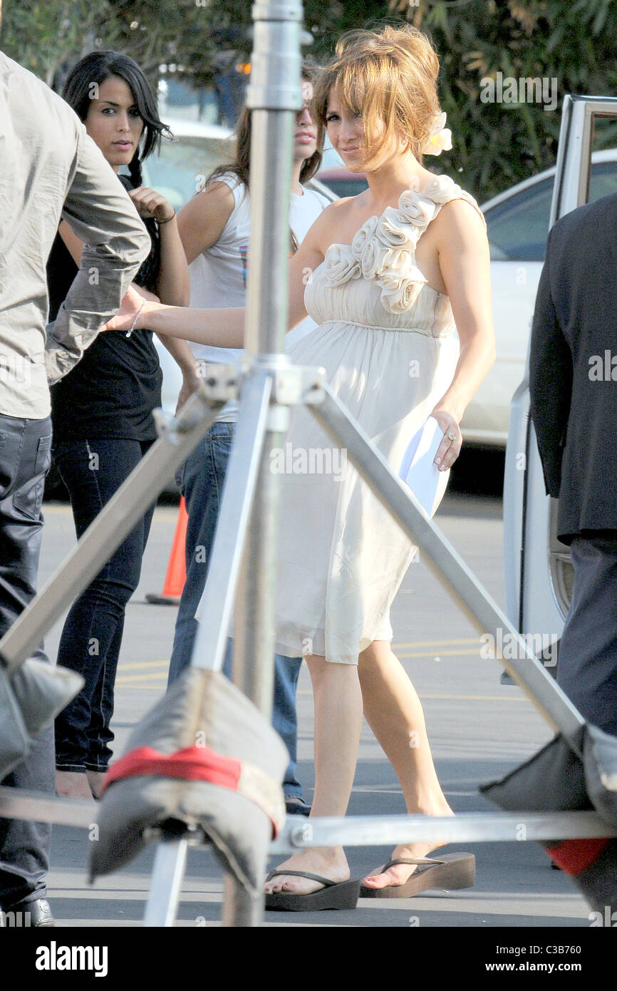Jennifer Lopez showing off a prosthetic baby bump while on the set of ...