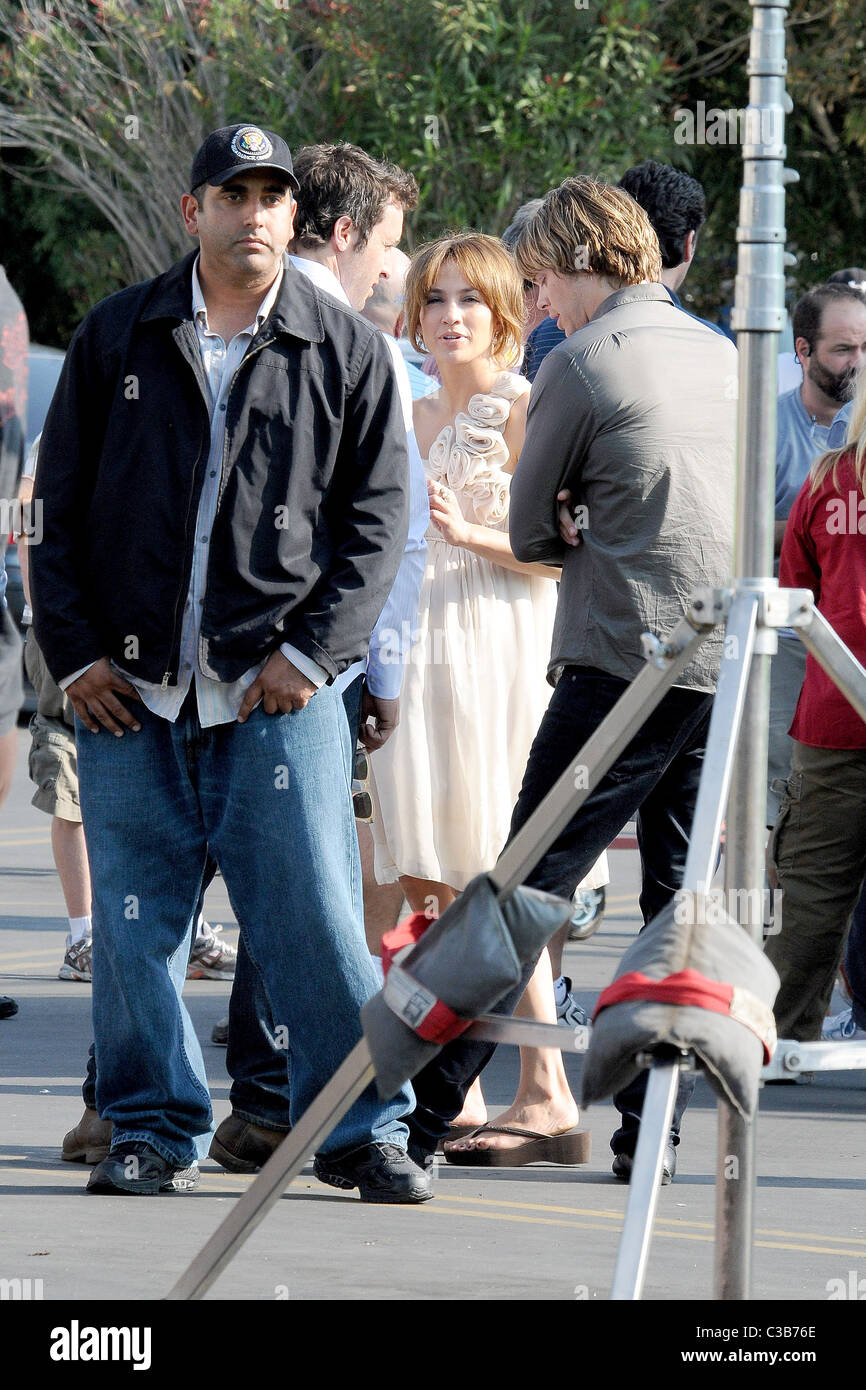 Jennifer Lopez showing off a prosthetic baby bump while on the set of ...