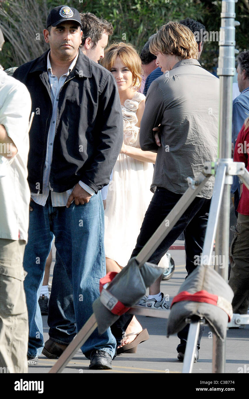 Jennifer Lopez showing off a prosthetic baby bump while on the set of ...