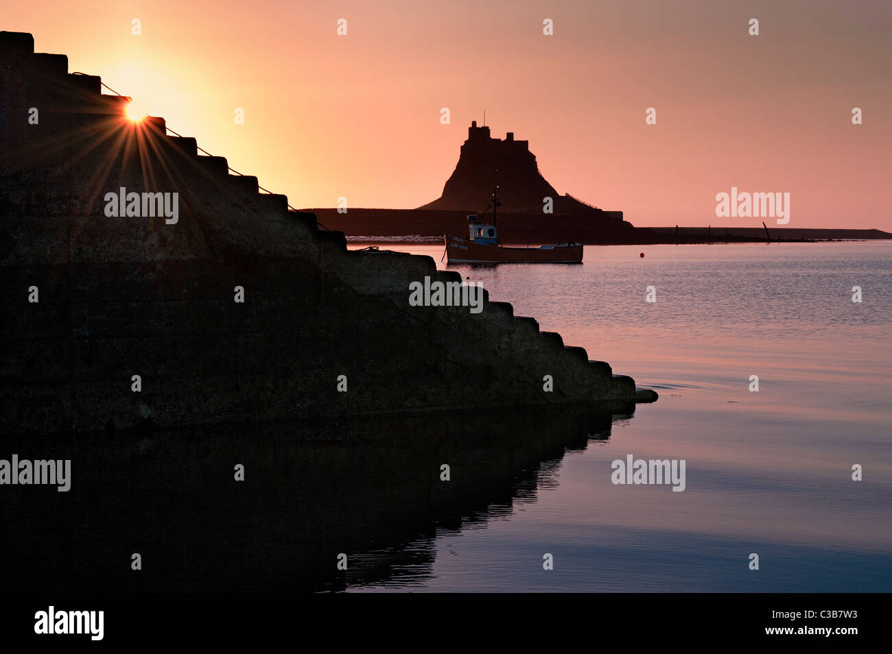 Sunrise over lindisfarne castle holy hi-res stock photography and ...