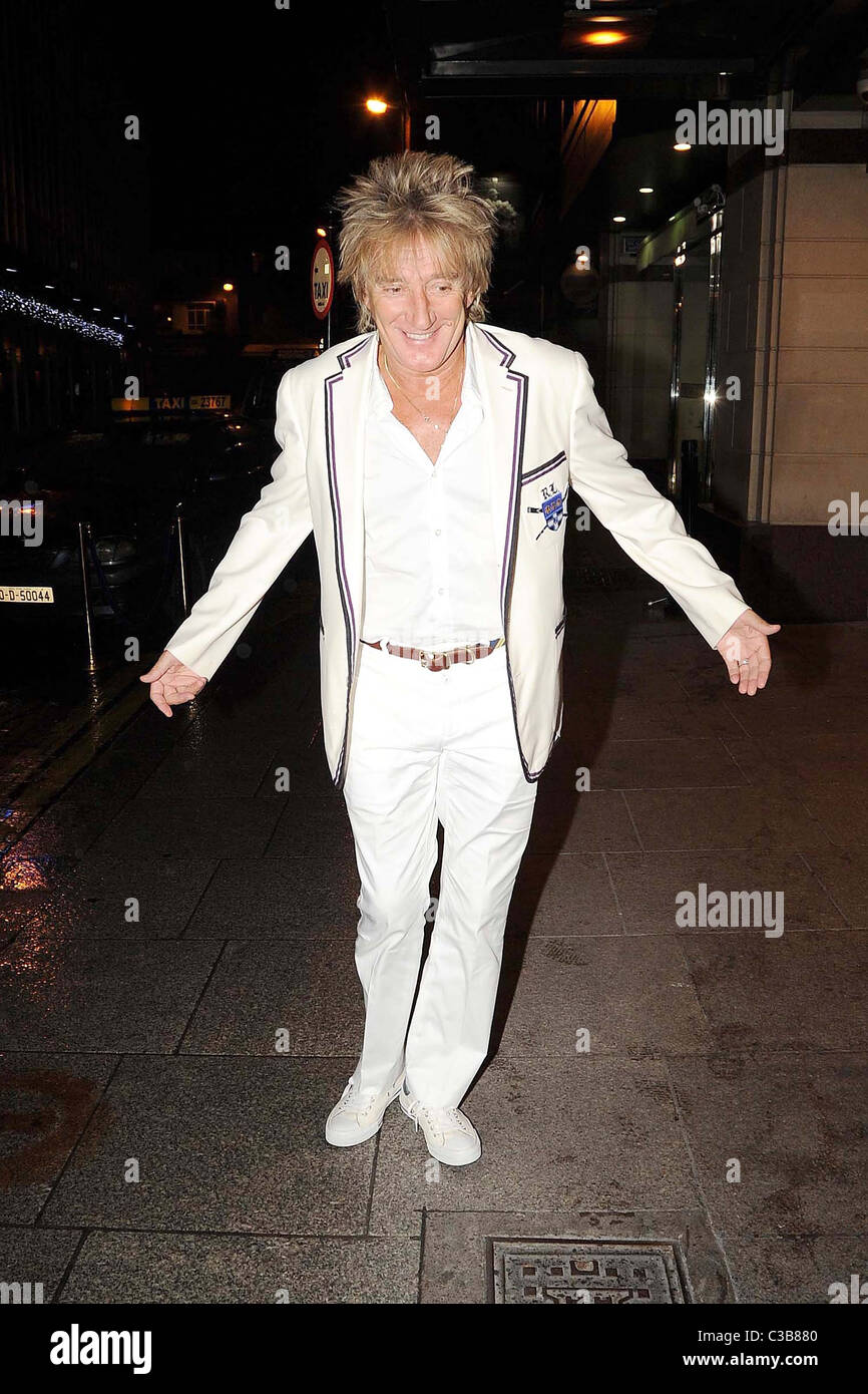 Rod Stewart arriving back at his hotel, wearing an all white ensemble ...
