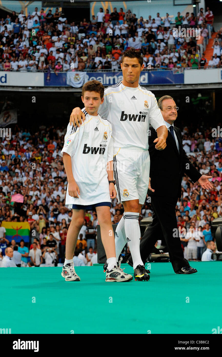 Cristiano Ronaldo is presented as Real Madrid new player number 9 in ...