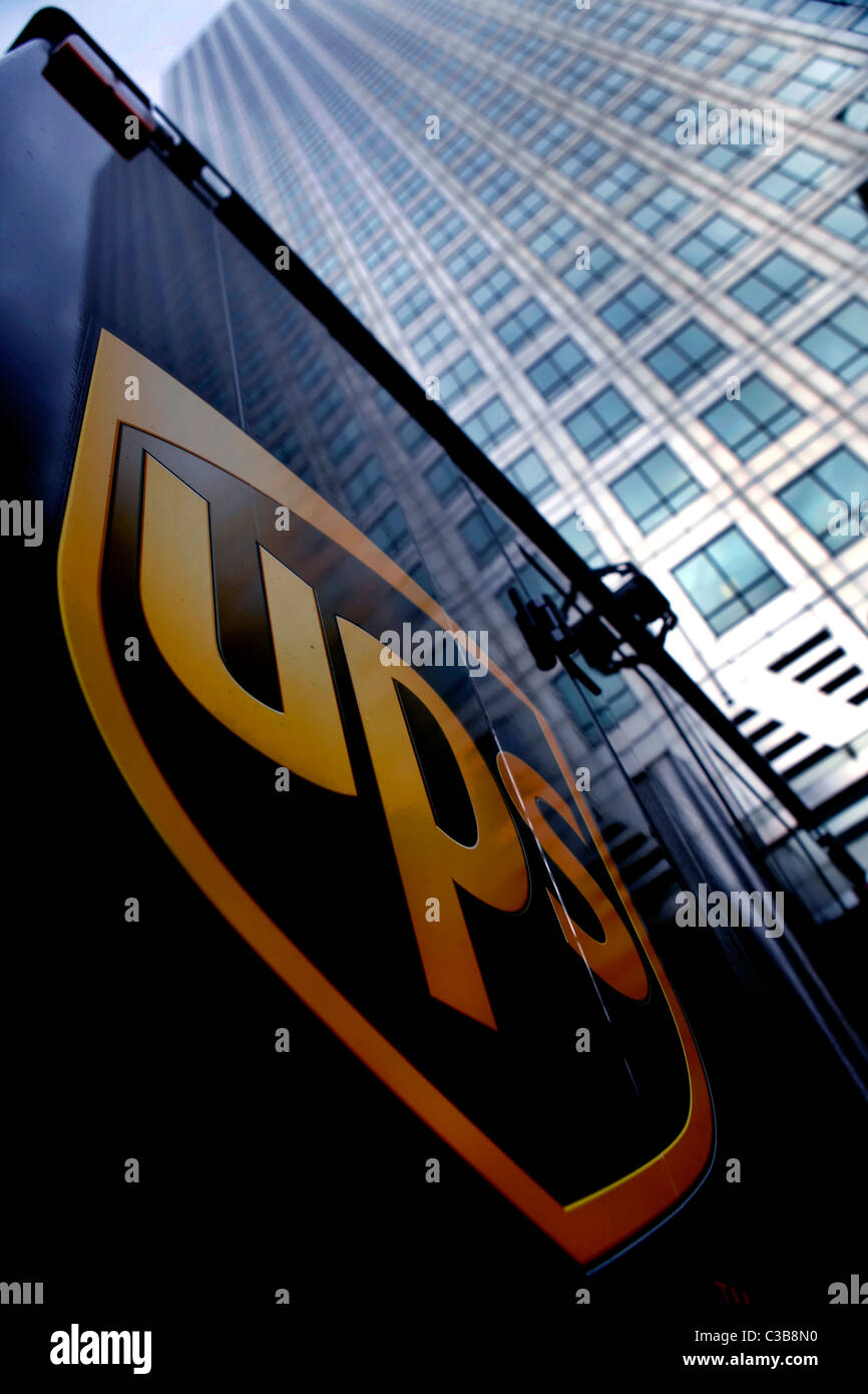 Ups delivery london hi-res stock photography and images - Alamy