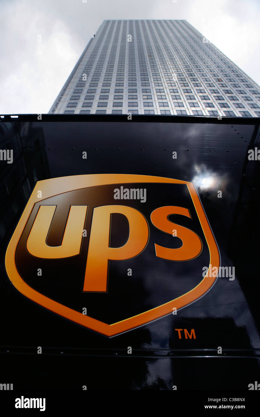 Ups delivery company hi-res stock photography and images - Alamy