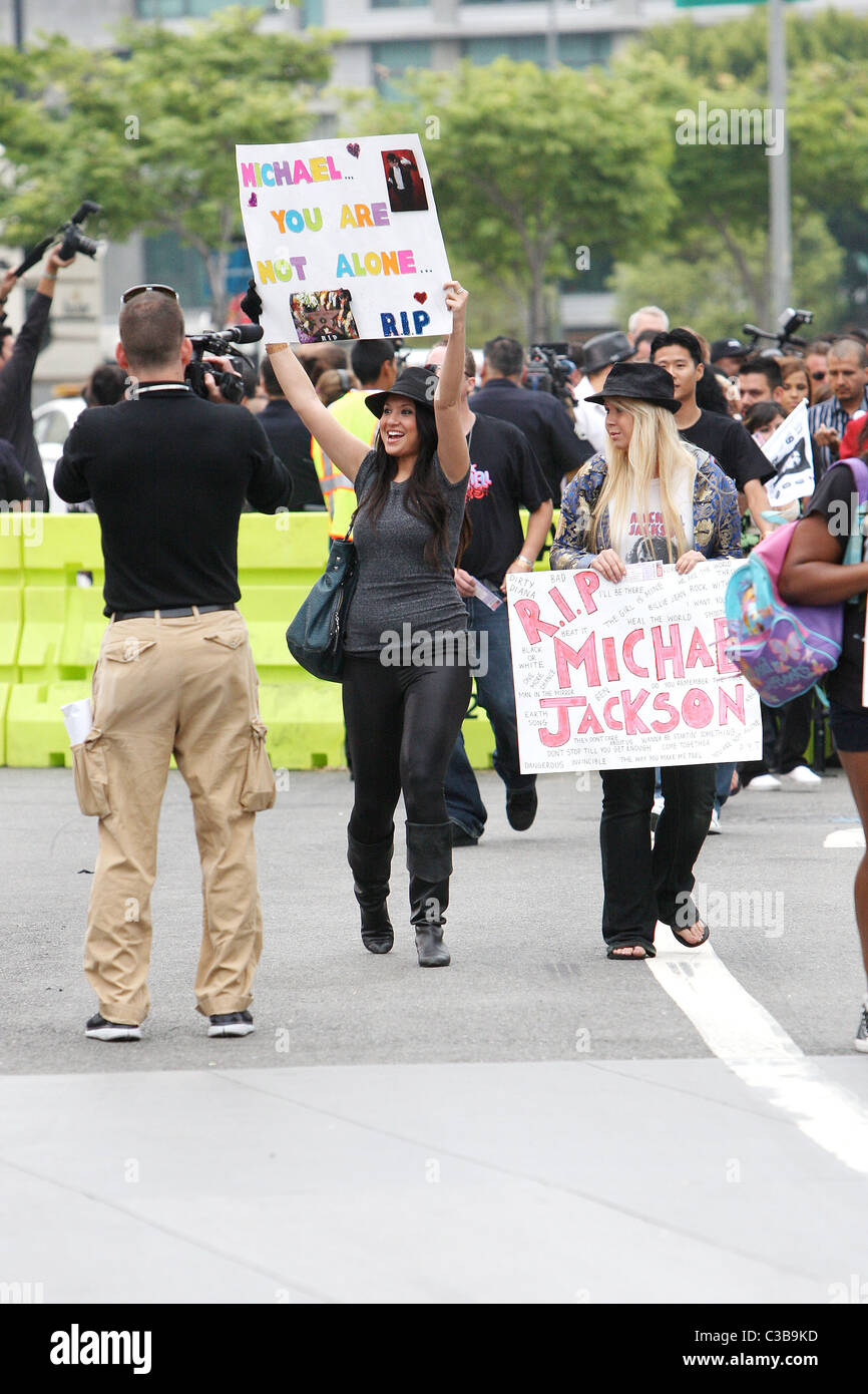 Atmosphere The memorial service for the King of Pop, Michael Jackson ...
