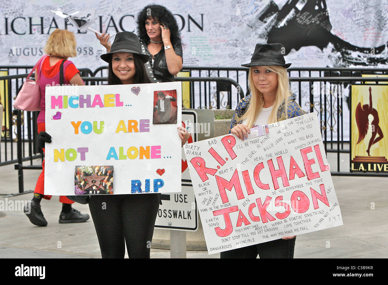 Atmosphere The memorial service for the King of Pop, Michael Jackson ...