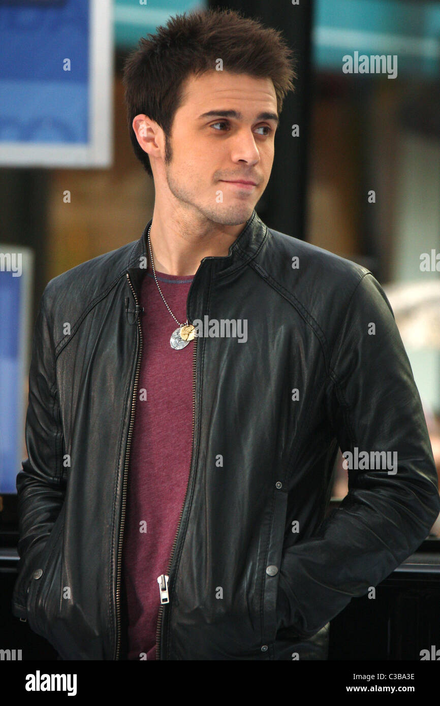 American Idol' winner Kris Allen performing live on the Today Show's ...