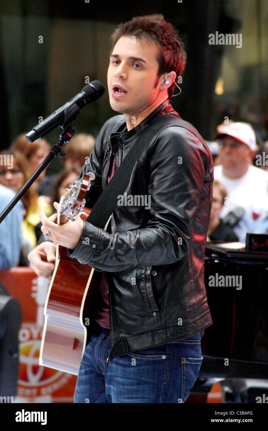 American Idol' winner Kris Allen performing live on the Today Show's ...