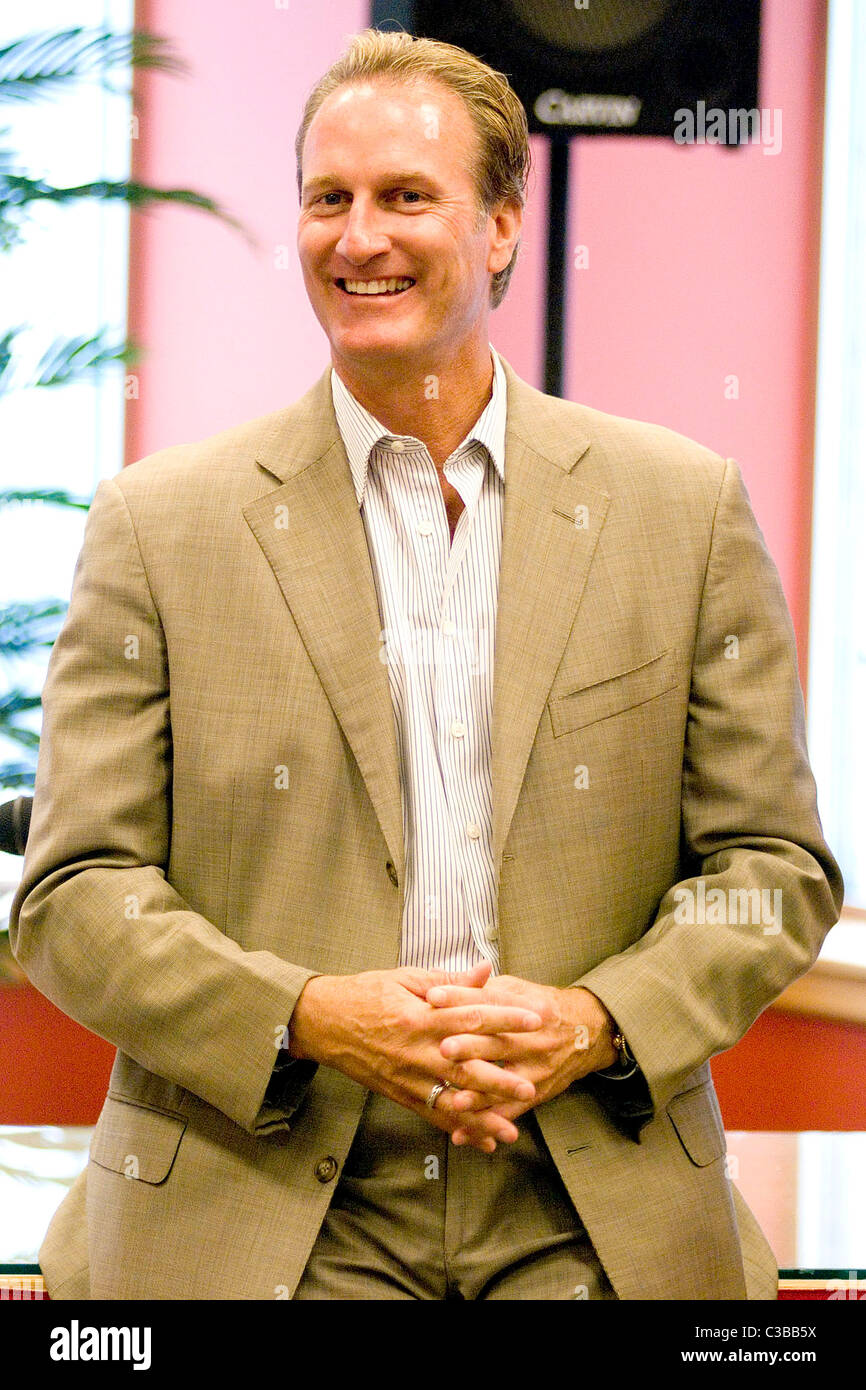 Steve Lyons former Major League Baseball player and a television ...