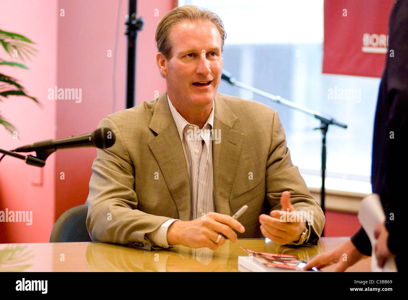 Steve Lyons former Major League Baseball player and a television ...