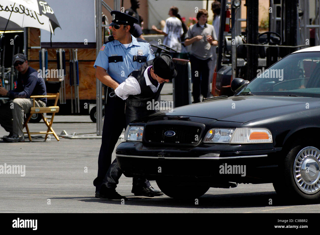 Extras country music singer-songwriter Toby Keith on the set of his ...