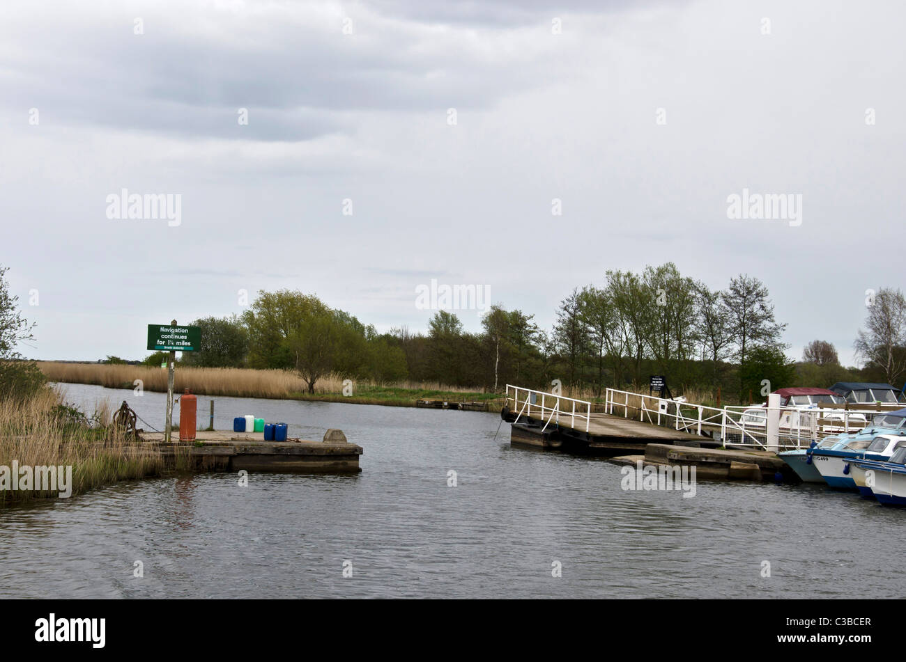 Floating bridge at Martham on the River Thurne, Norfolk Broads, East ...
