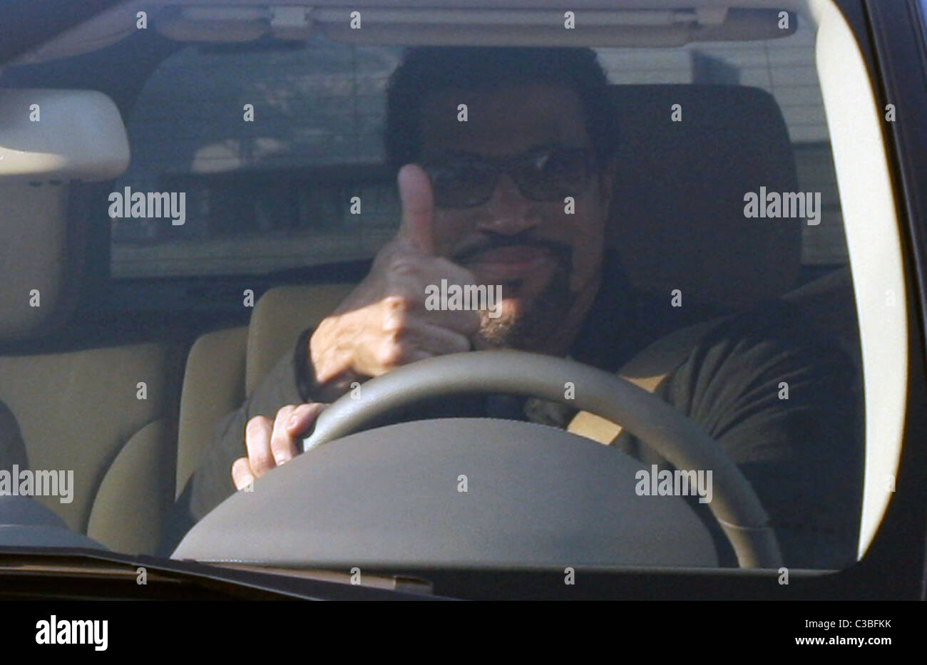 Lionel Richie leaving Maxfield on Melrose Avenue in his Mercedes-Benz ...