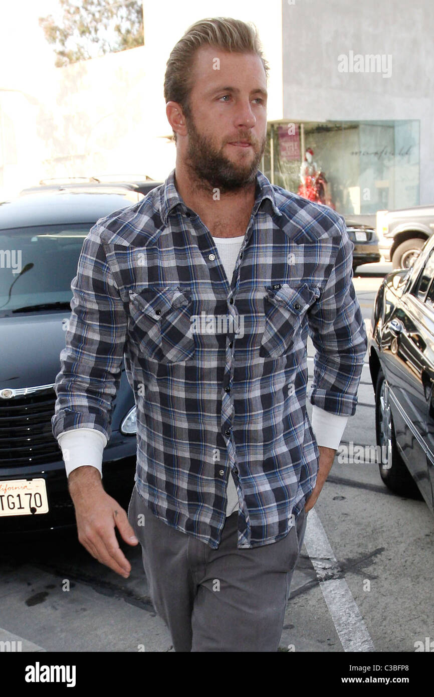 Scott Caan is followed by photographers as he visits a building on ...