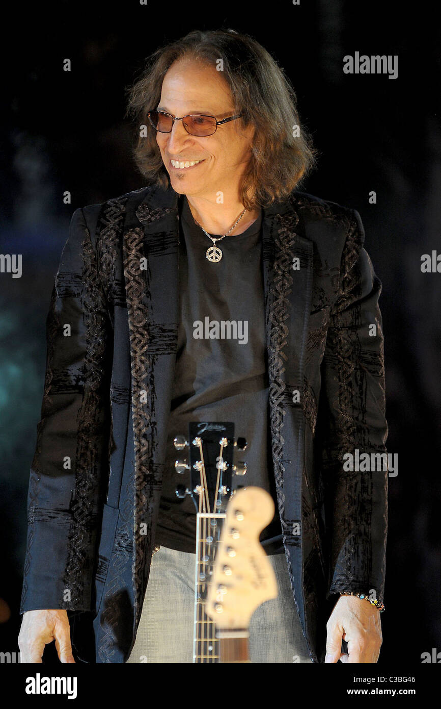 Richard Supa of the Aerosmith performs live at the Seminole Hard Rock ...