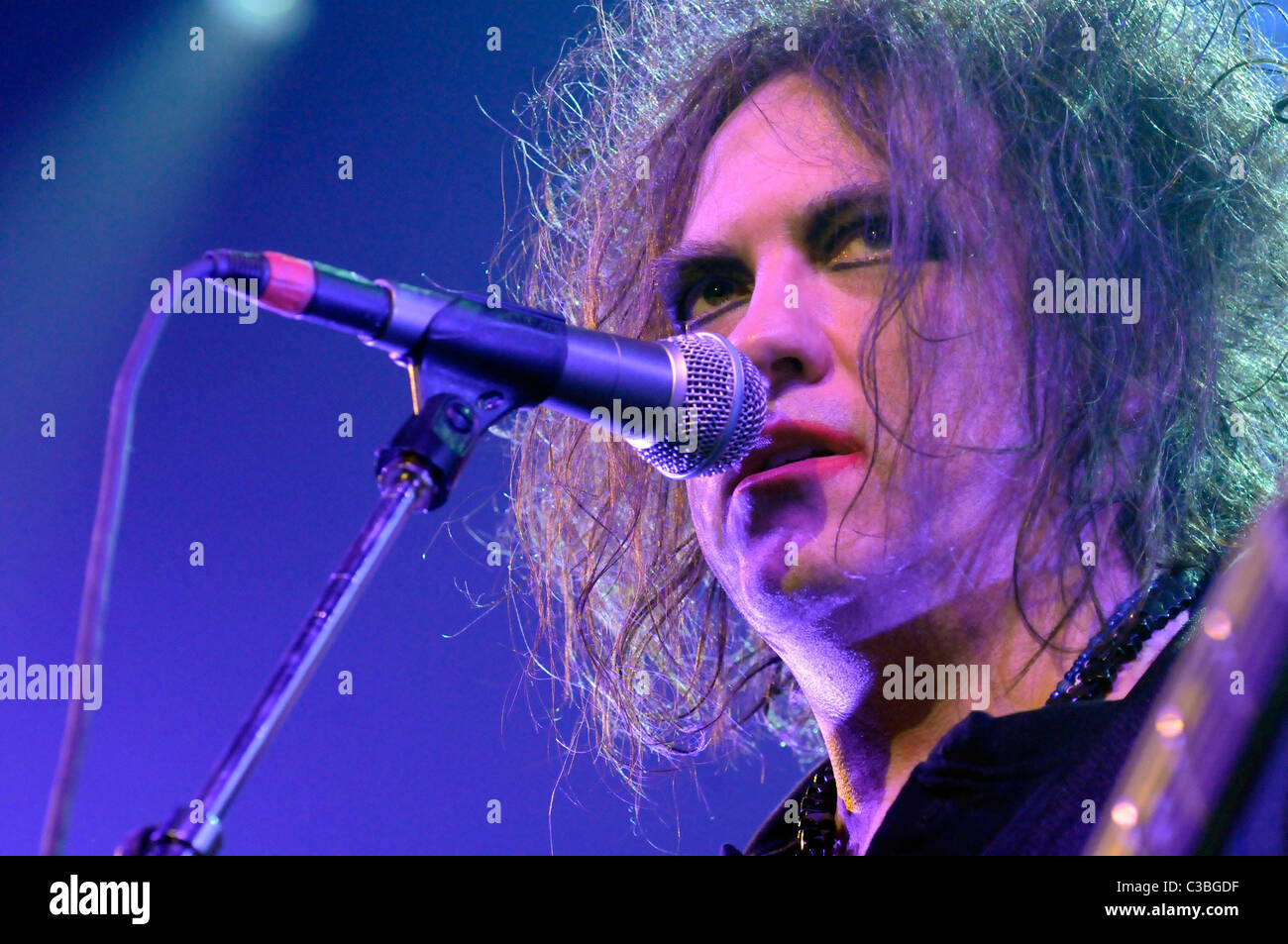 Robert Smith performing live with The Cure KROQ-FM Almost Acoustic ...