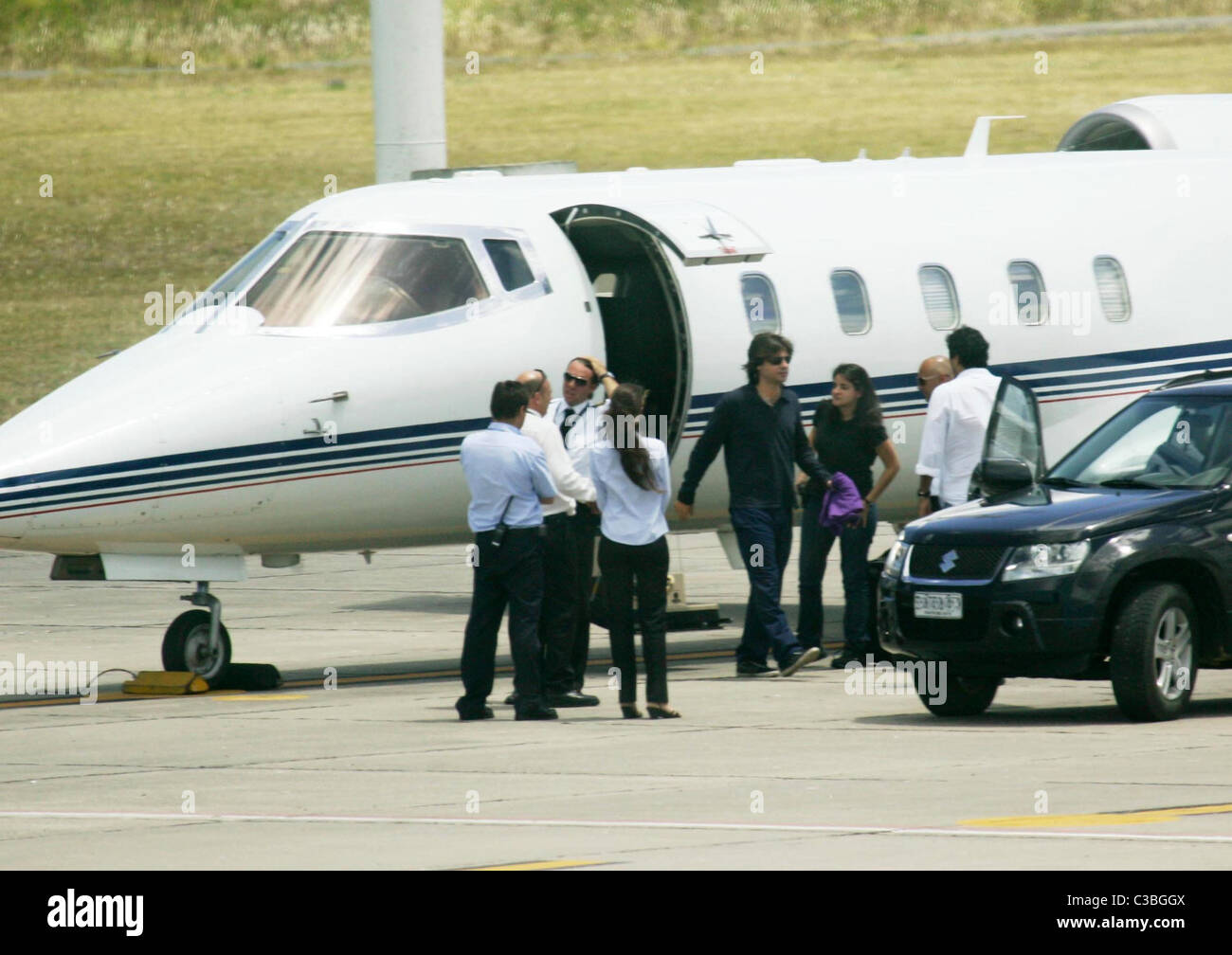 Latin singer Shakira and her boyfriend Antonio de la Rua arrive in ...