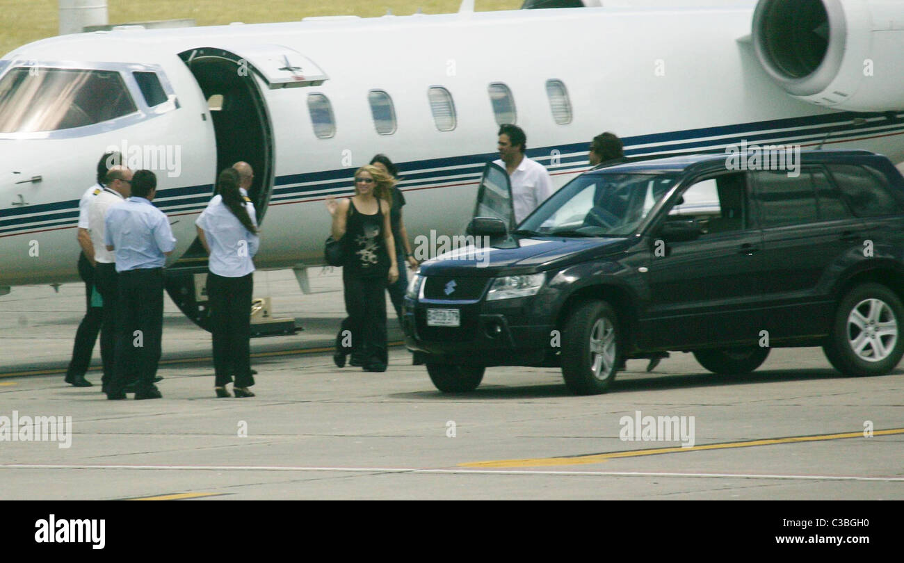 Latin singer Shakira and her boyfriend arrive in Punta del Este for ...