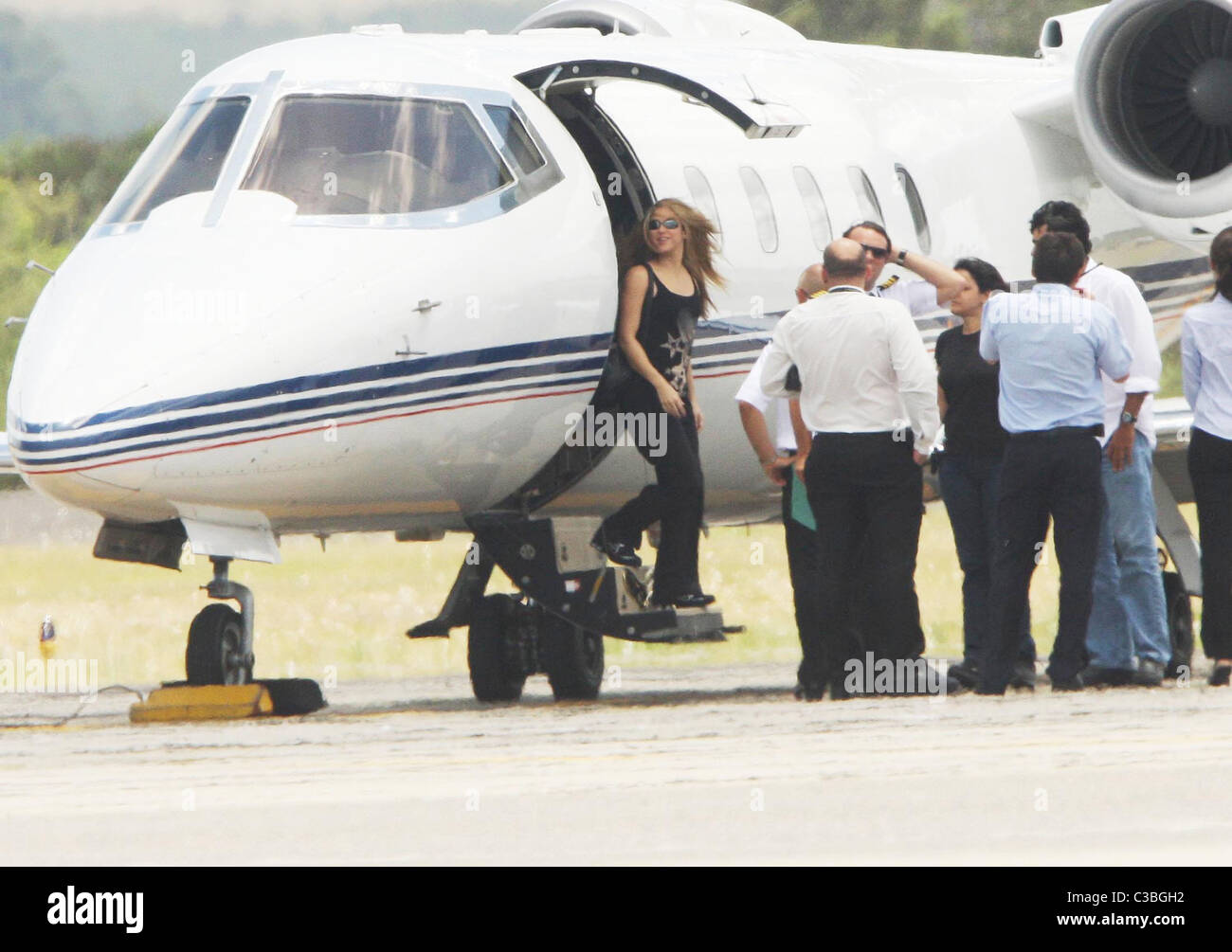 Latin singer Shakira and her boyfriend arrive in Punta del Este for ...