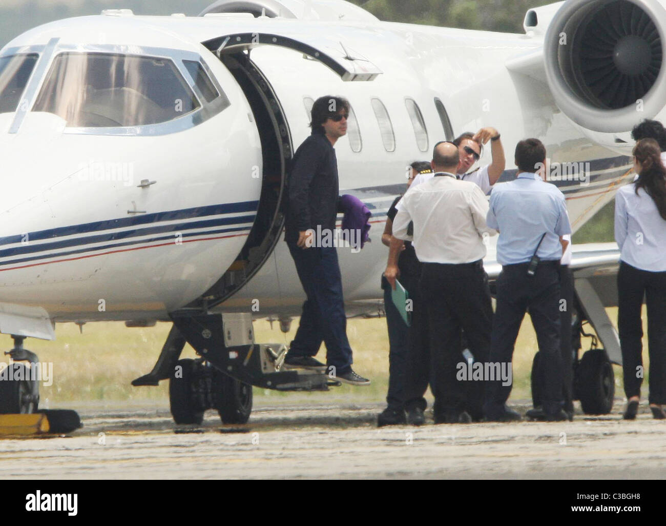 Latin singer Shakira and her boyfriend Antonio de la Rua arrive in ...