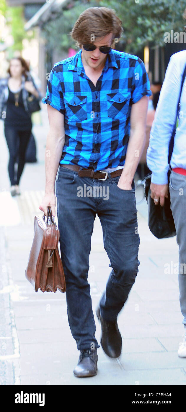 Matt Smith stops and signs his autograph for a fan while out and about ...