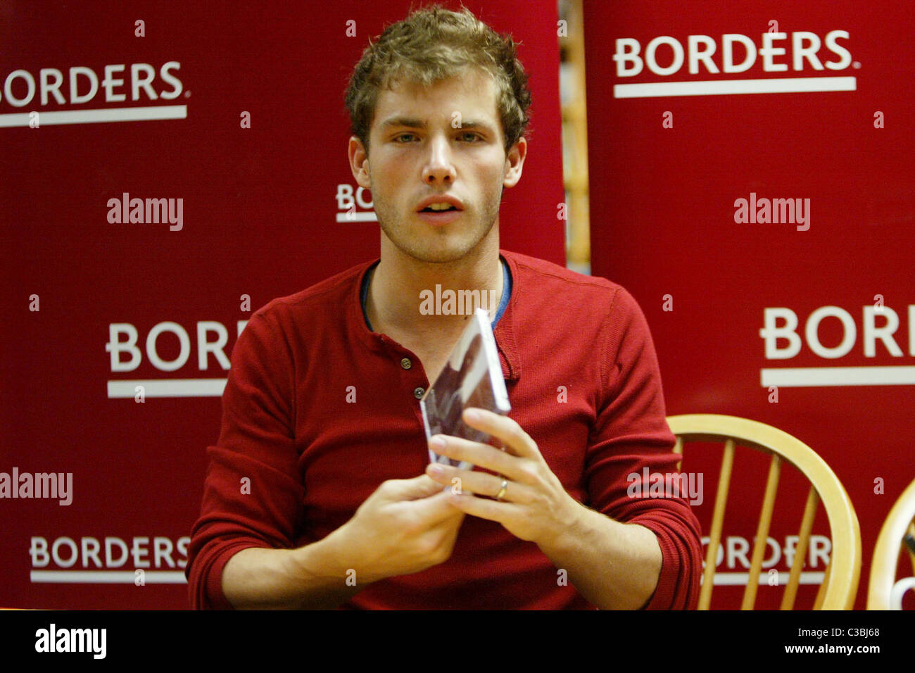 Jon McLaughlin signs copies of his new CD 'OK Now' at Borders ...