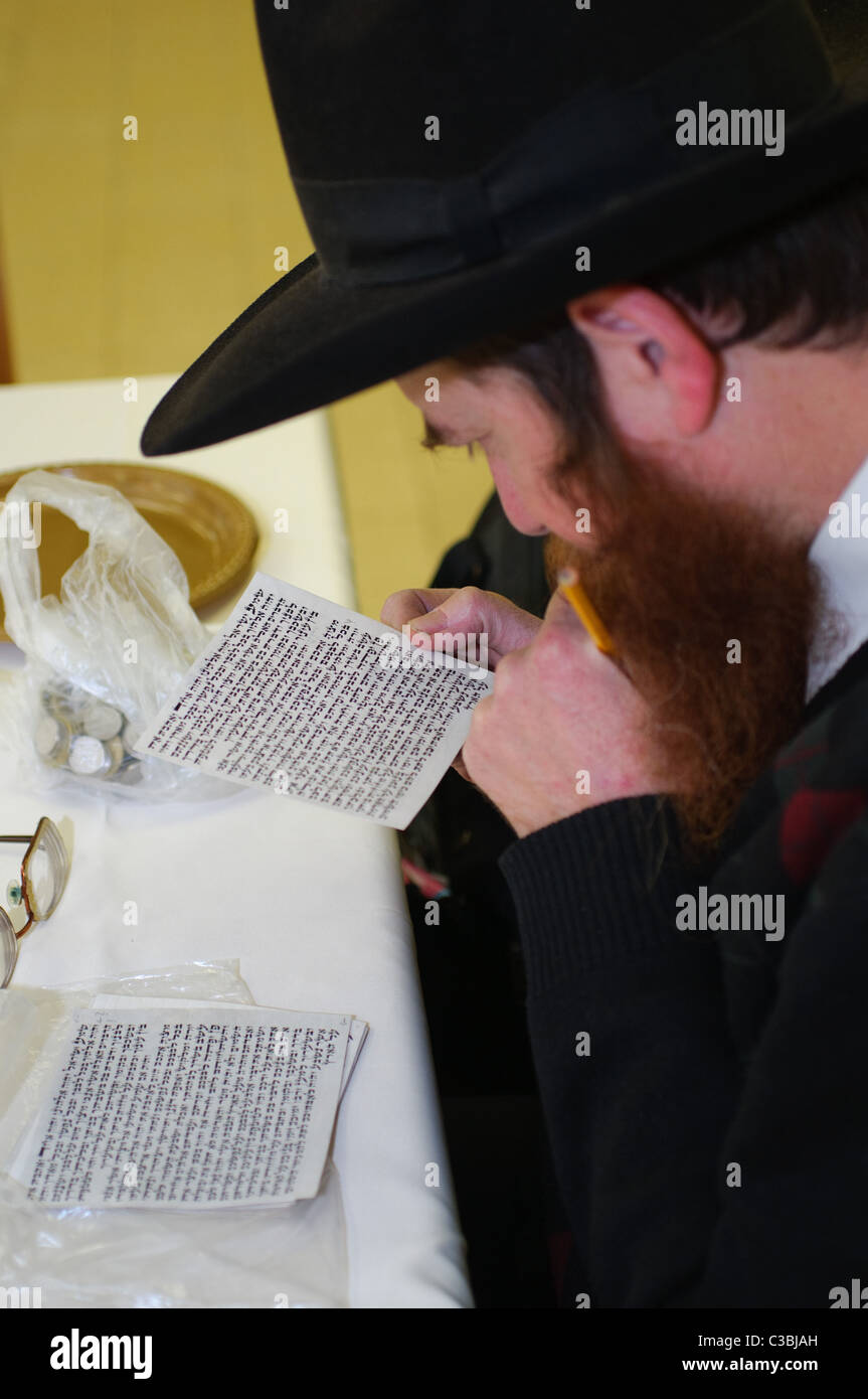 Jewish man praying Stock Photo - Alamy Jewish man praying Stock Photo - Alamy