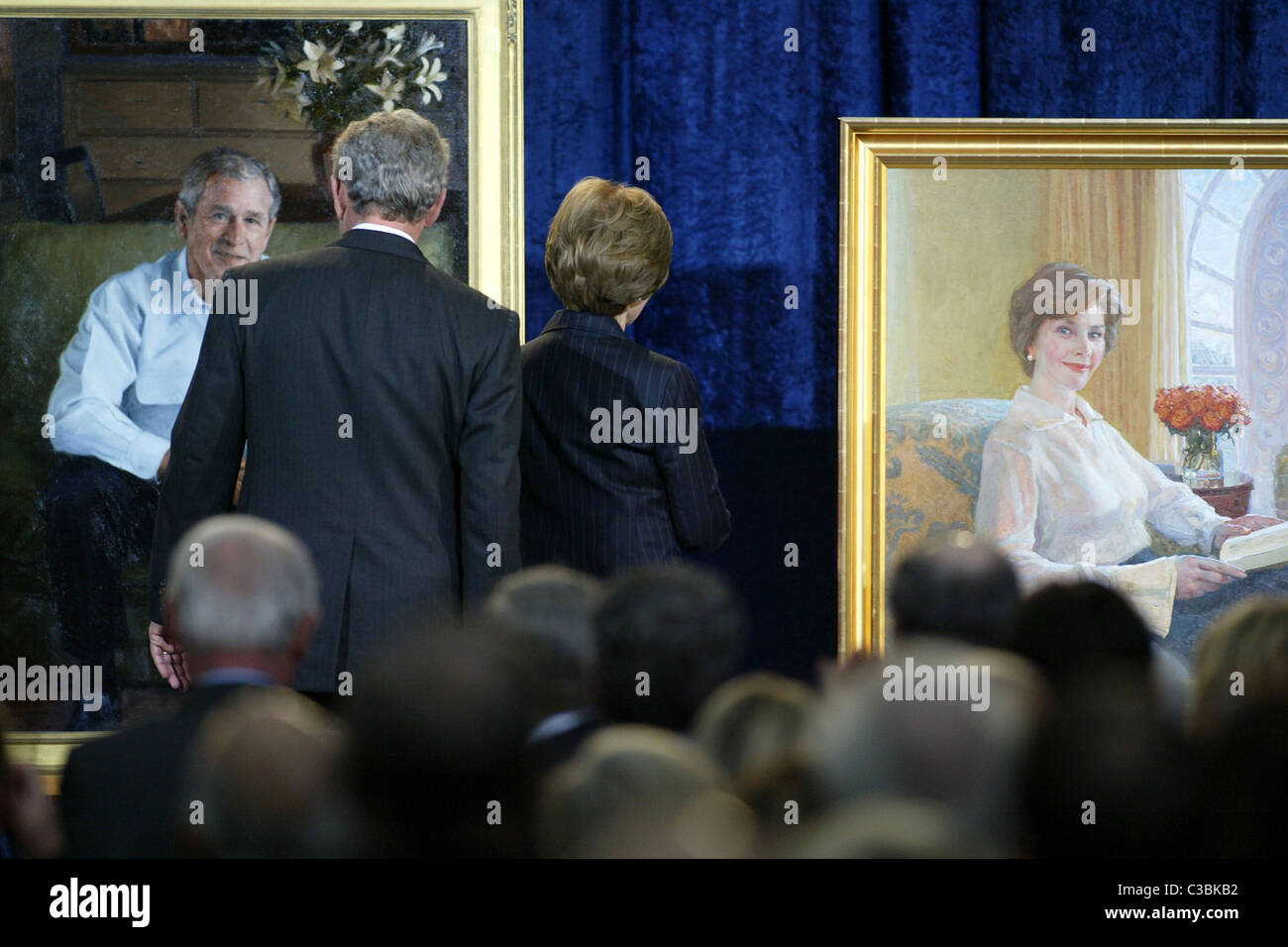 US President George W. Bush and First Lady Laura Bush unveil their ...