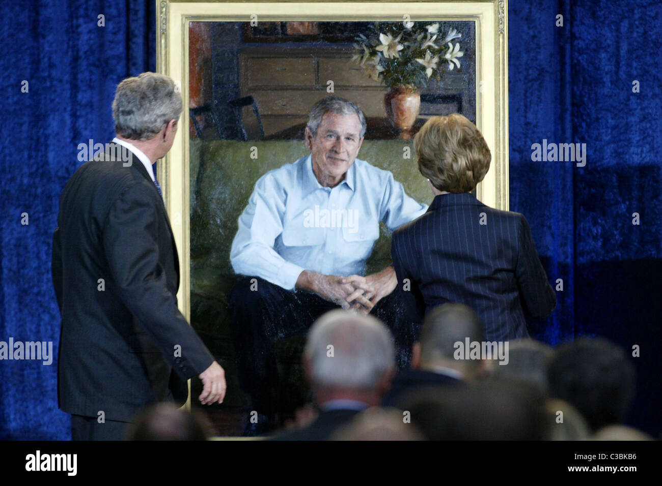 US President George W. Bush and First Lady Laura Bush unveil their ...