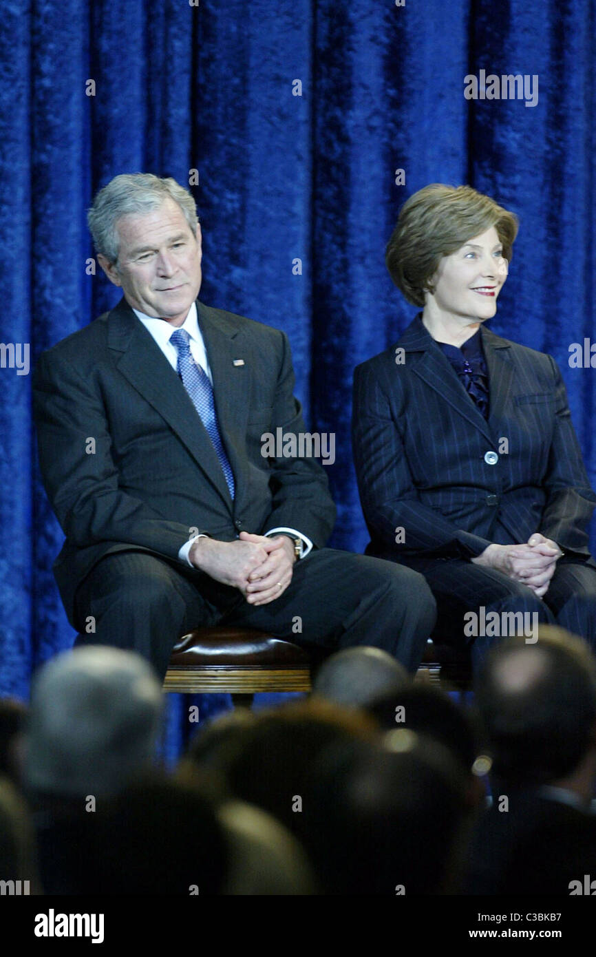 US President George W. Bush and First Lady Laura Bush unveil their ...