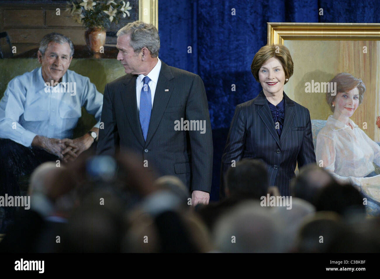 US President George W. Bush and First Lady Laura Bush unveil their ...