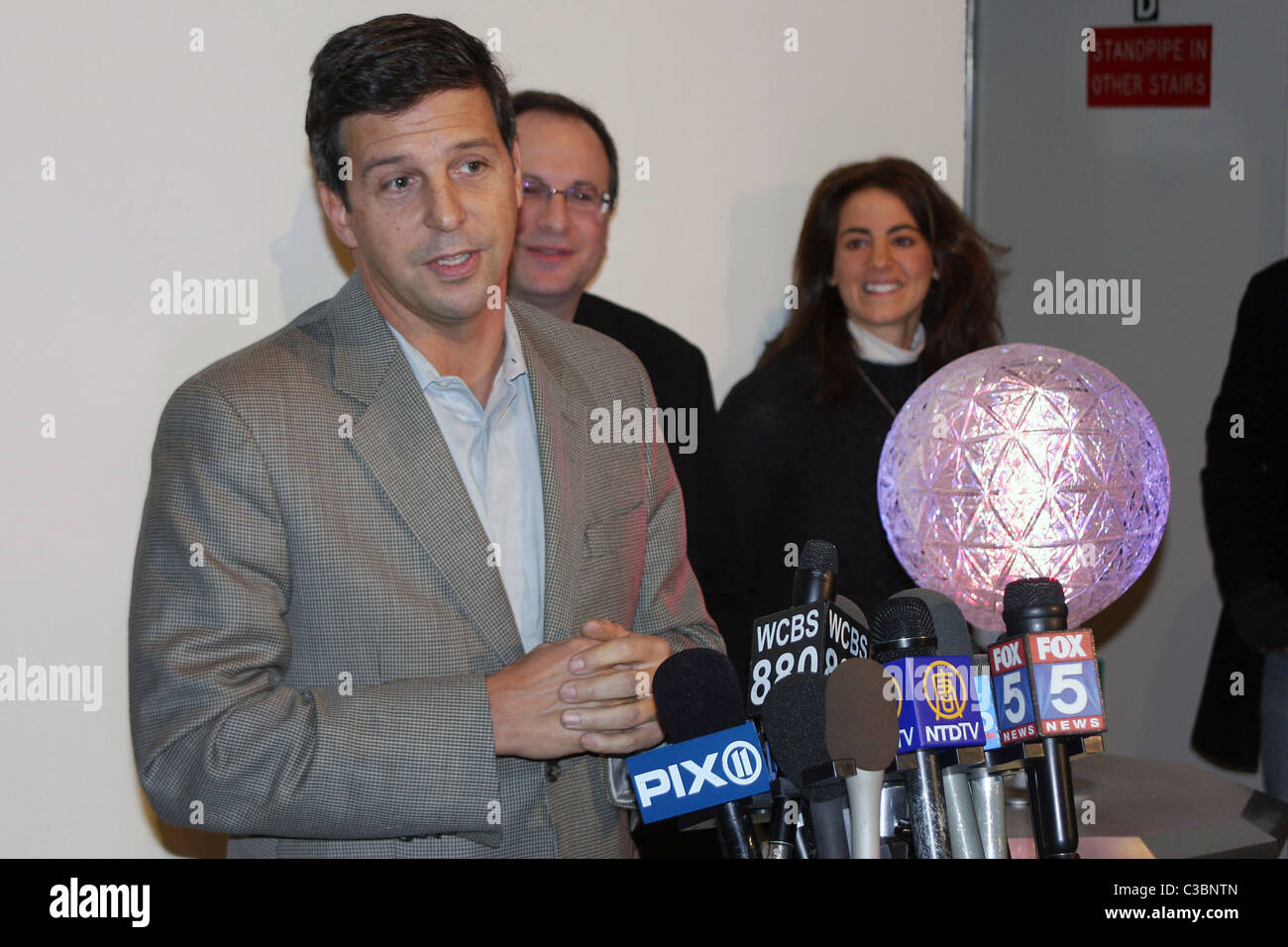 Tim Tompkins 2009 Times Square New Years Eve Ball dress rehearsal at ...