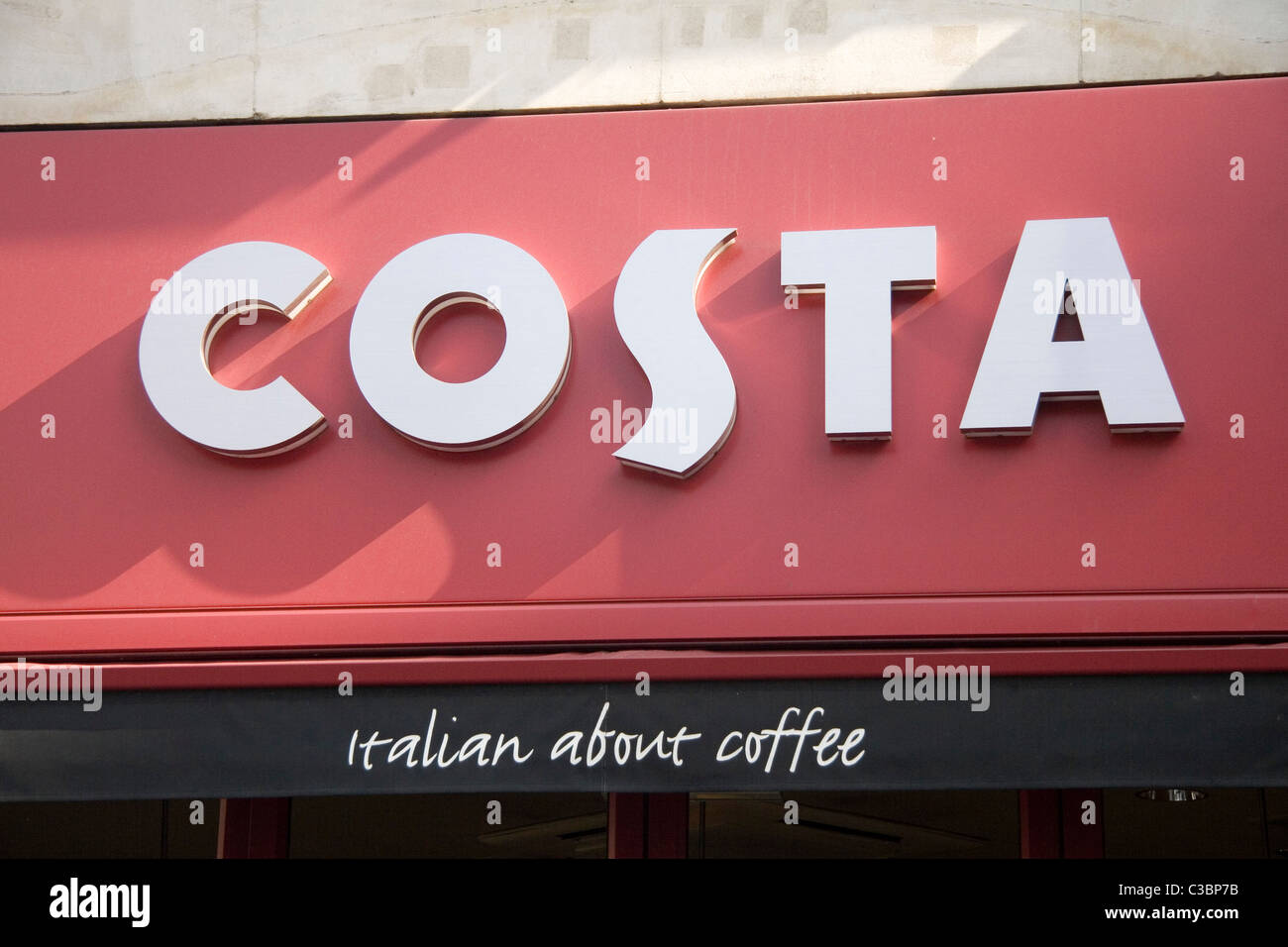 Exterior image of a costa coffee in central london hi-res stock ...
