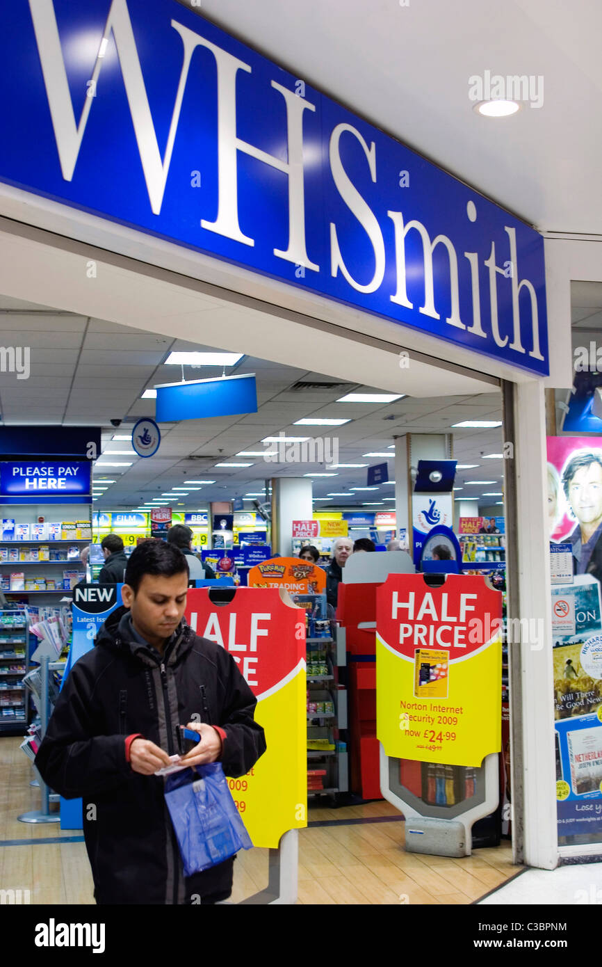 Whsmith customer hi-res stock photography and images - Alamy