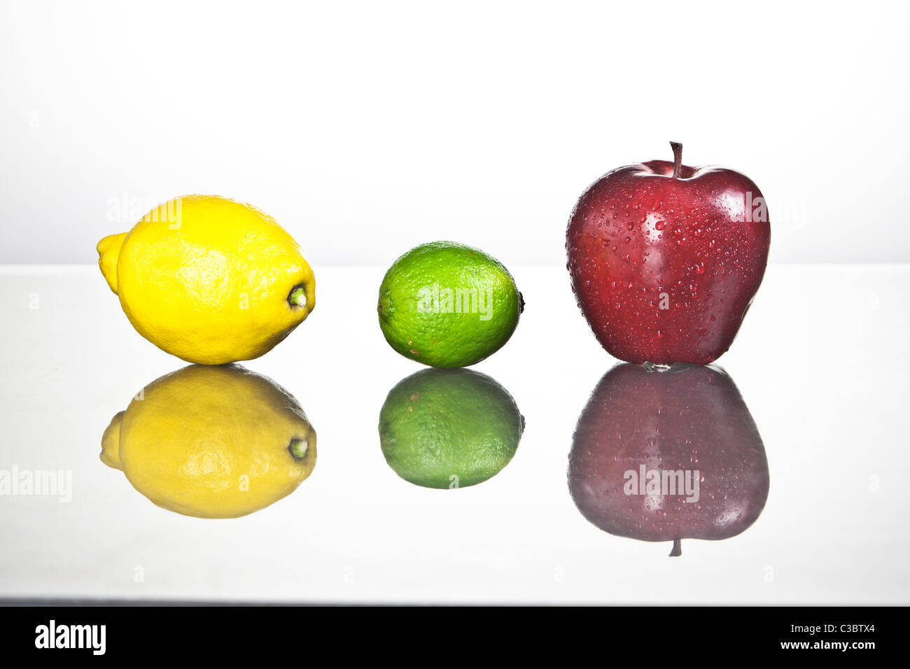 citrus fruits with reflection Stock Photo - Alamy