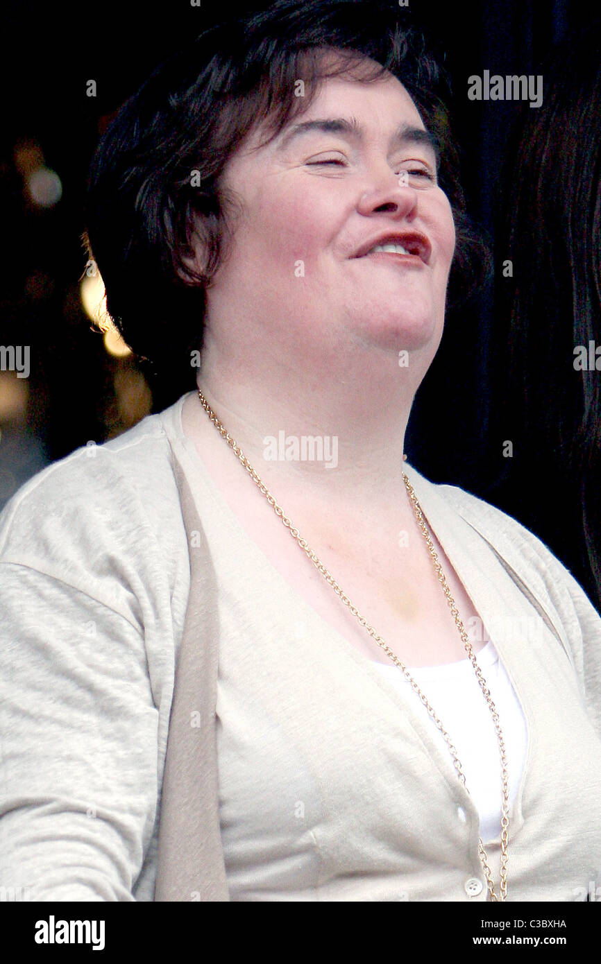 Susan Boyle shopping at Lulu and Fred. The singer seemed in high ...