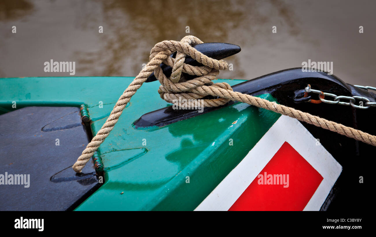 Narrowboat bow rope Stock Photo - Alamy