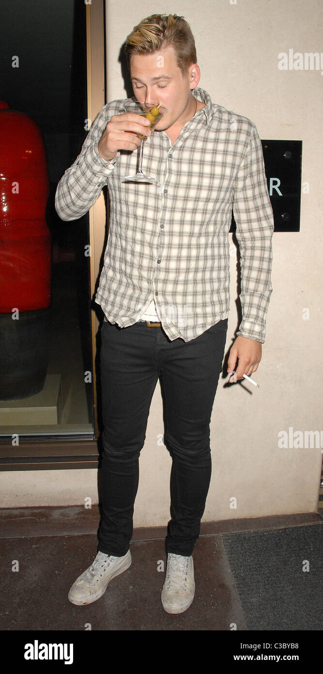 Lee Ryan outside the Mayfair Hotel London, England - 05.06.09 Stock ...