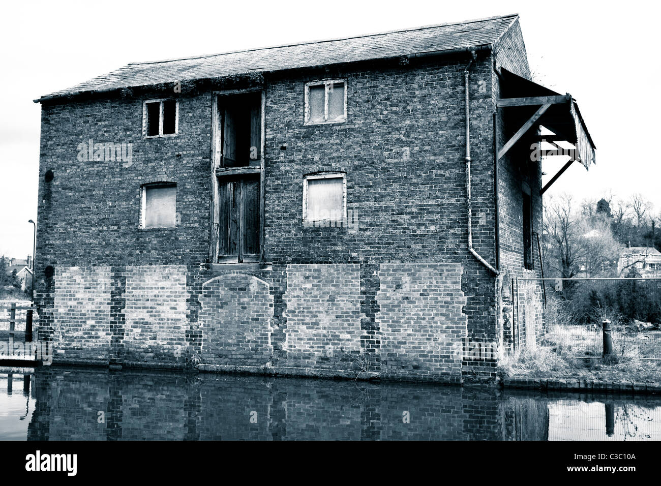 Abandoned wharf building hi-res stock photography and images - Alamy