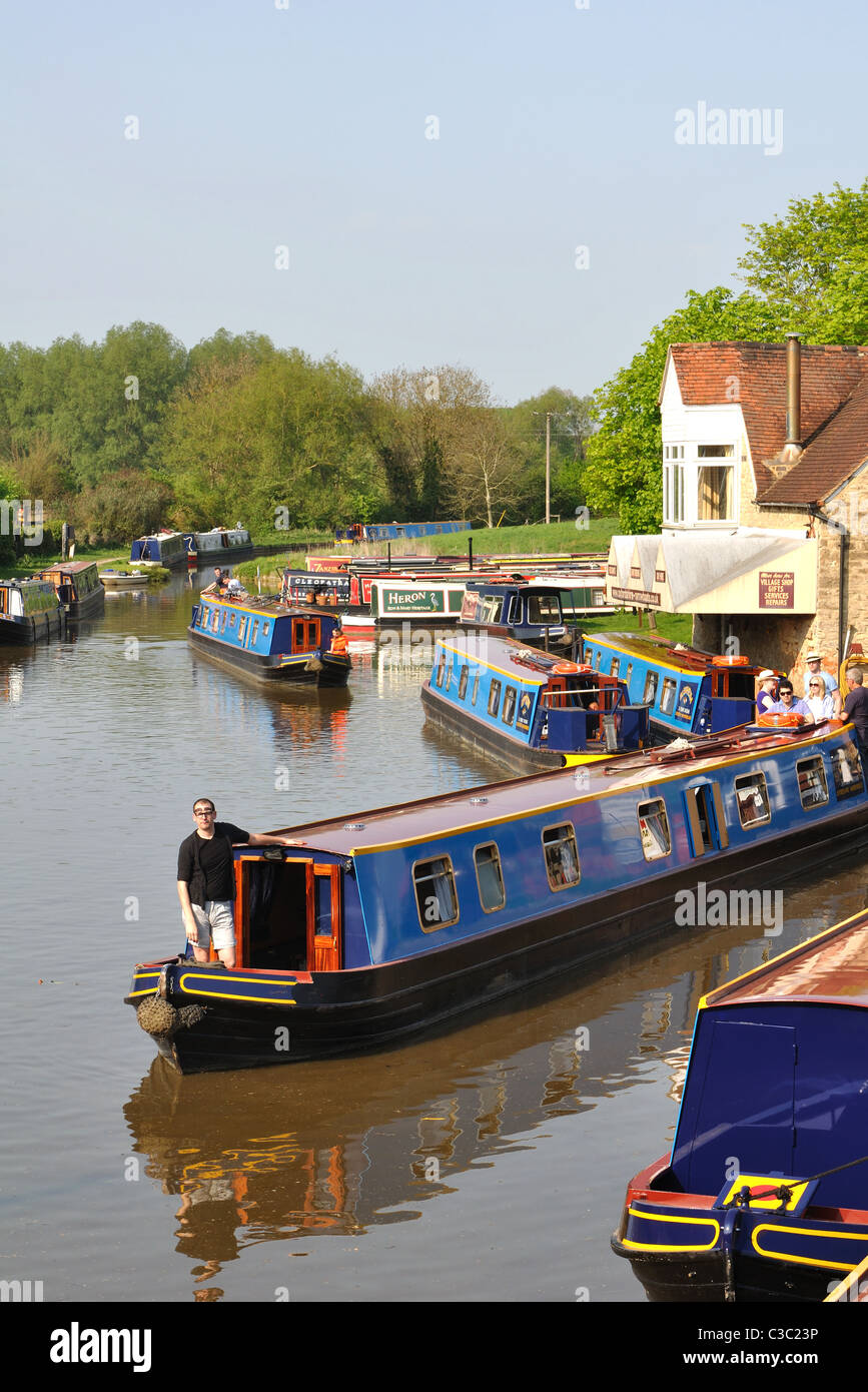 Narrow boats lower heyford wharf hi-res stock photography and images ...