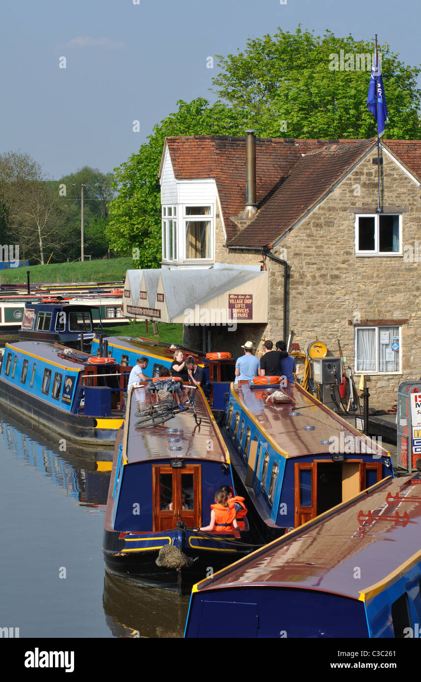 The Oxford Canal at Lower Heyford, Oxfordshire, England, UK Stock Photo ...