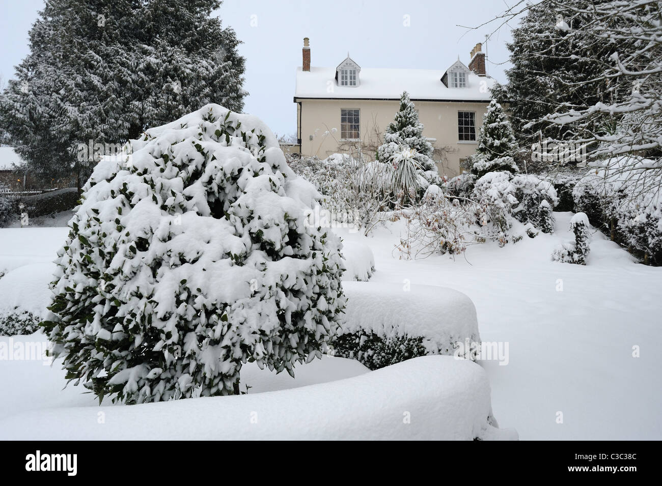 Snow white house hi-res stock photography and images - Alamy